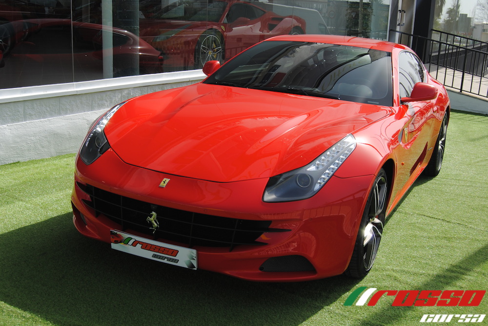 Rosso Corsa Ferrari FF en Rosso Corsa Marbella