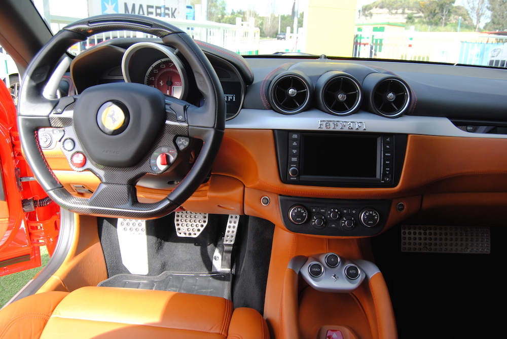 Rosso Corsa Ferrari FF en Rosso Corsa Marbella