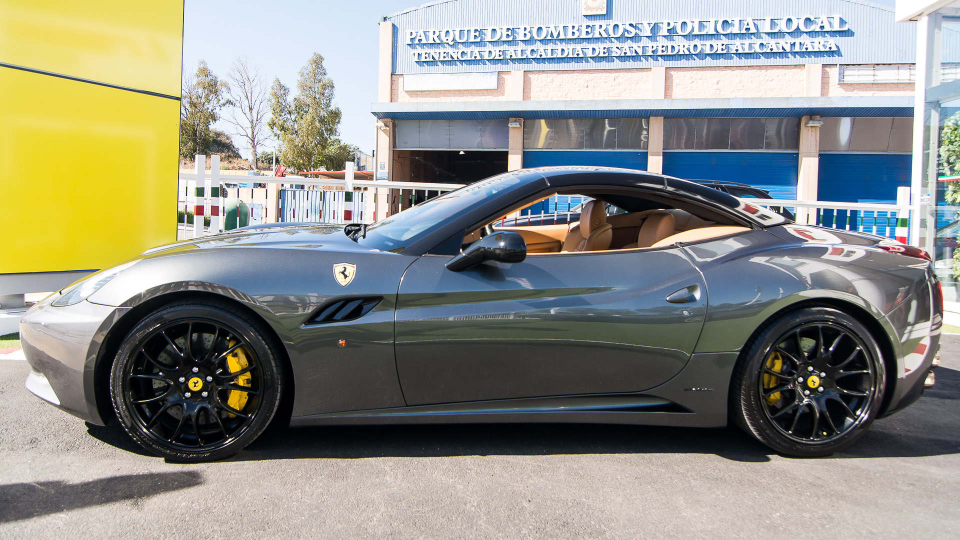 Ferrari California with Grigio Silverstone exterior