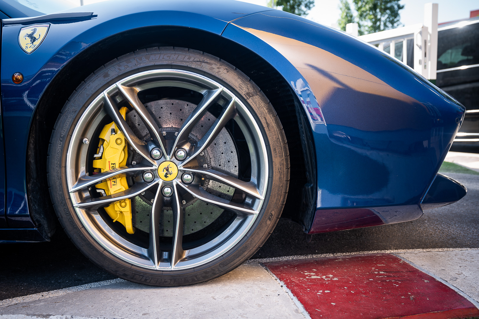 Bleu Tour de France Ferrari 488 GTB - Rosso Corsa