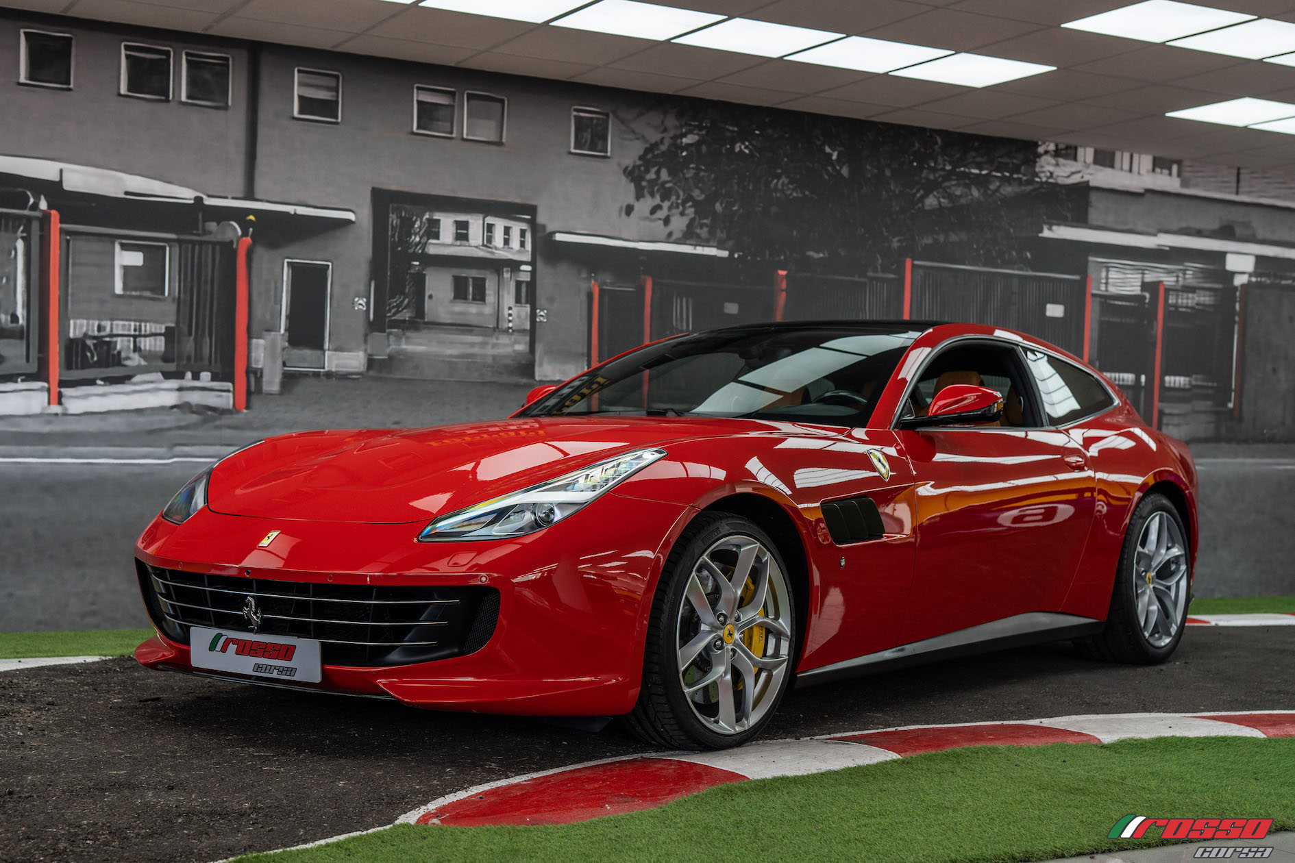 Ultimate Supercar Ferrari GTC4 Lusso T - Rosso Corsa