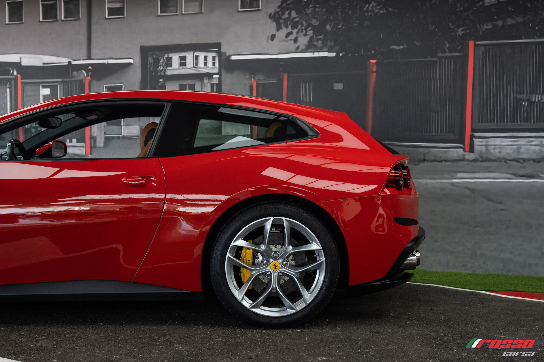Ultimate Supercar Ferrari GTC4 Lusso T - Rosso Corsa