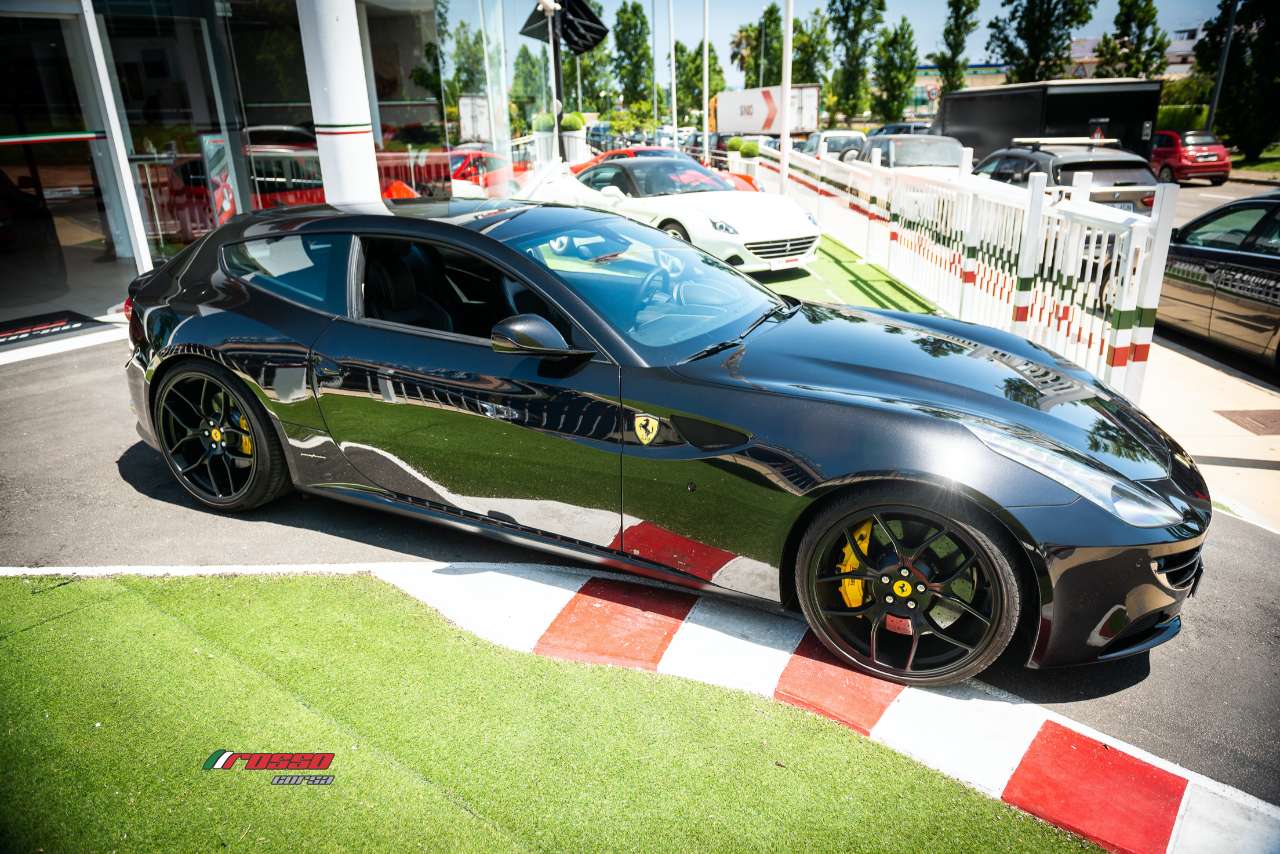 Dreamy Nero Daytona Ferrari FF DTC - Rosso Corsa