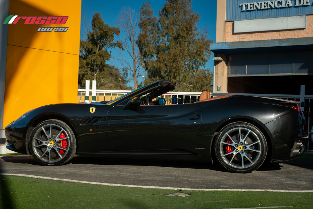 Rosso Corsa - Nero Daytona Ferrari California
