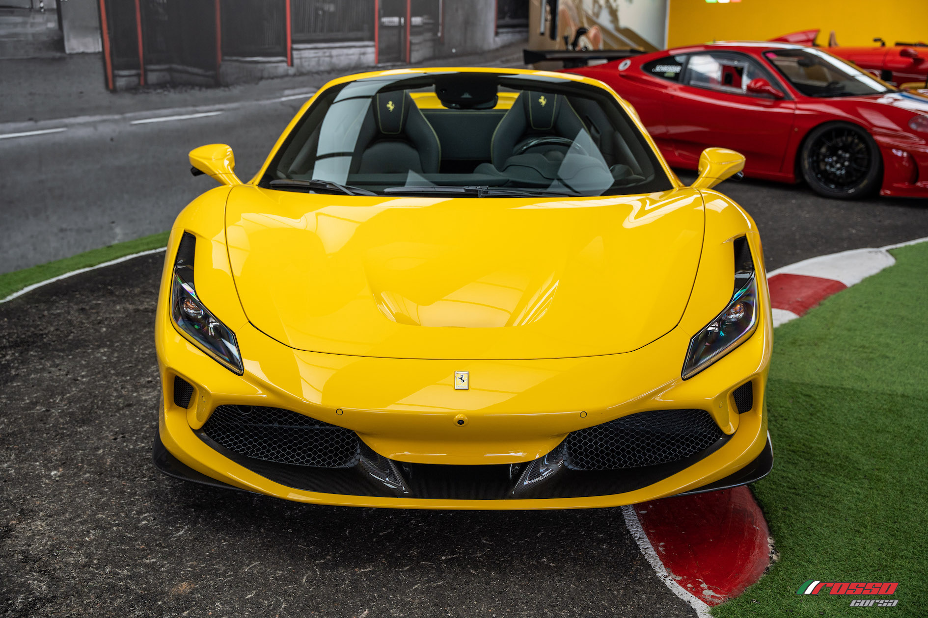 L'imperdibile Ferrari F8 Spider gialla è ora in vendita
