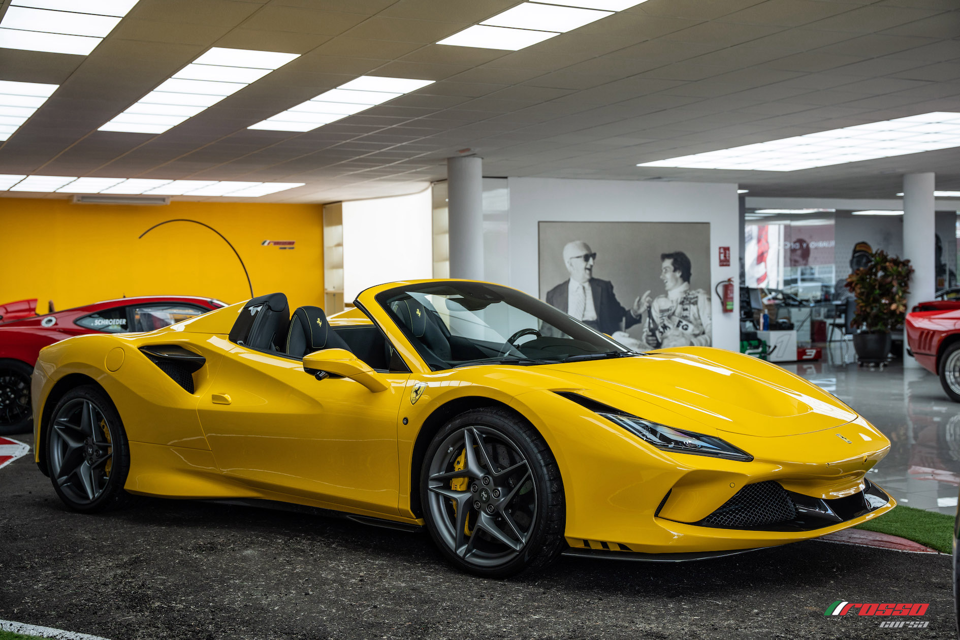 L'imperdibile Ferrari F8 Spider gialla è ora in vendita