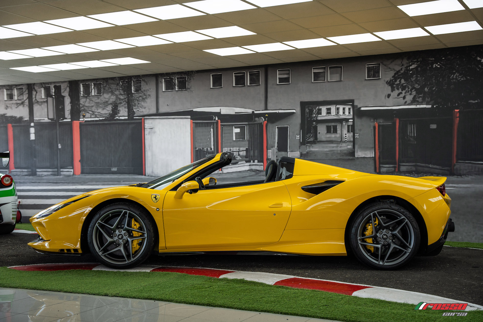 L'imperdibile Ferrari F8 Spider gialla è ora in vendita