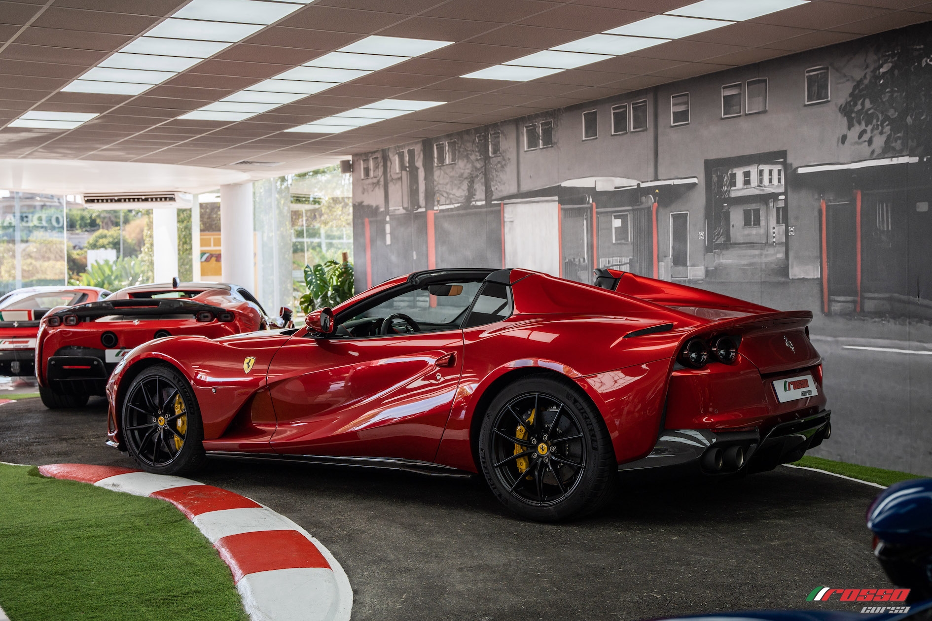 Venta de Ferrari 812 GTS de lujo color Rosso Magma