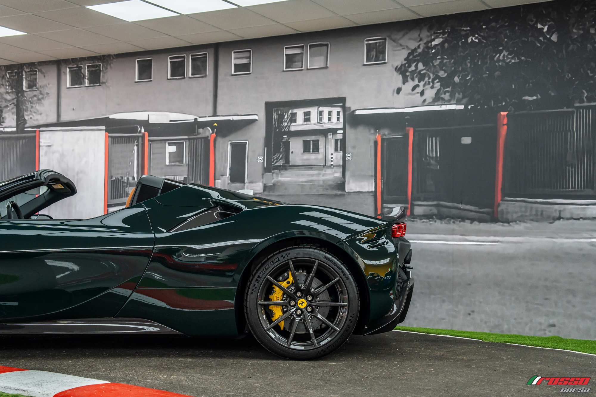 Verde British Racing 611 Ferrari SF90 Spider - Rosso Corsa